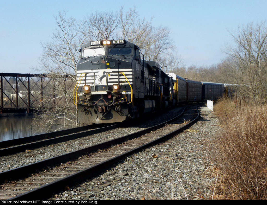 NS 9014 eases SB through the S-curve at Kimmets Lock Park